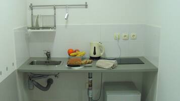 Estúdio Económico | Cozinha privada | Minifrigorífico, uma placa de cozinha, uma chaleira elétrica