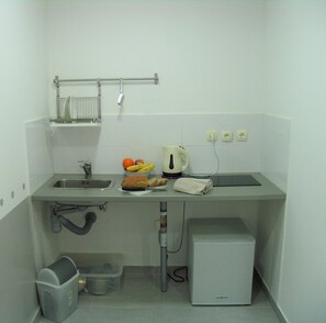 Estúdio econômico | Cozinha privada | Frigobar, cooktop, chaleira elétrica, torradeira