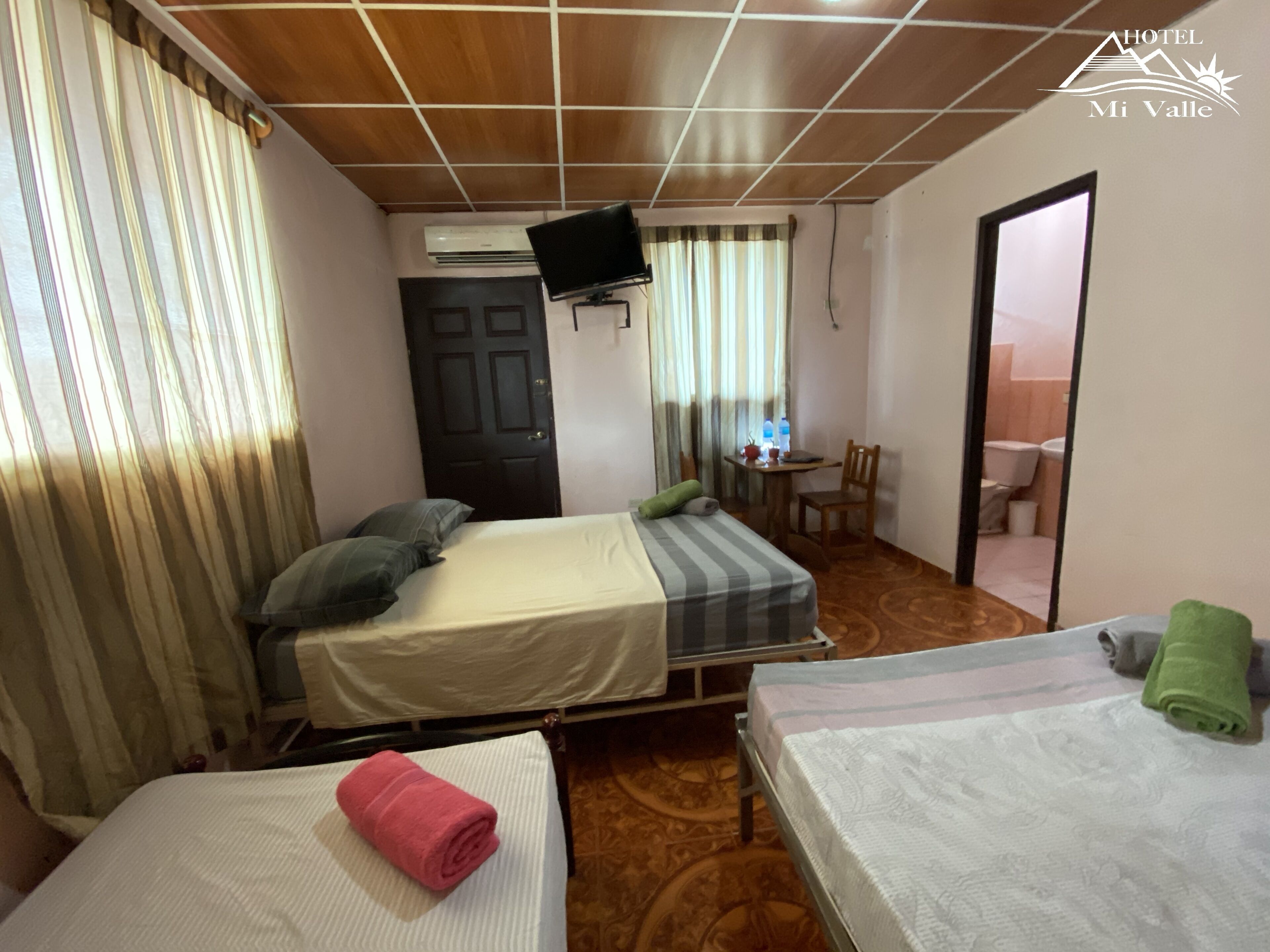 Quarto triplo premium, várias camas | Individualmente decorados, individualmente mobiliados