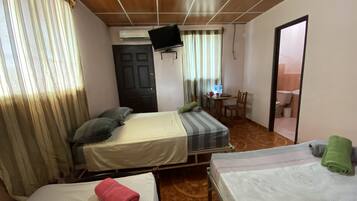 Quarto triplo premium, várias camas | Individualmente decorados, individualmente mobiliados