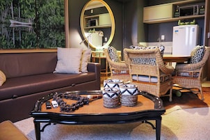 Quarto luxo, várias camas | Área de estar