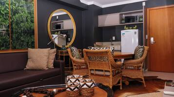 Quarto Deluxe, várias camas | Sala de estar
