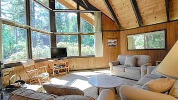 Casa, várias camas, vista parcial para o lago (Rim Drive Lookout) | Sala | Livros