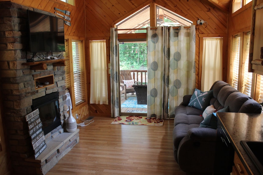 "Shore Thing", Cozy Lake Cumberland Cabin - Hot Tub, Fire Pit, Minutes From Lake - Kentucky