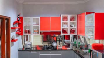 Casa família, 4 quartos | Cozinha privada | Talheres/pratos/utensílios de cozinha