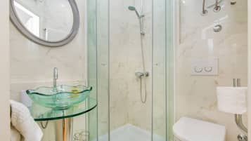 Apartamento galeria | Banheiro | Secador de cabelo, toalhas de banho, sabonete, shampoo