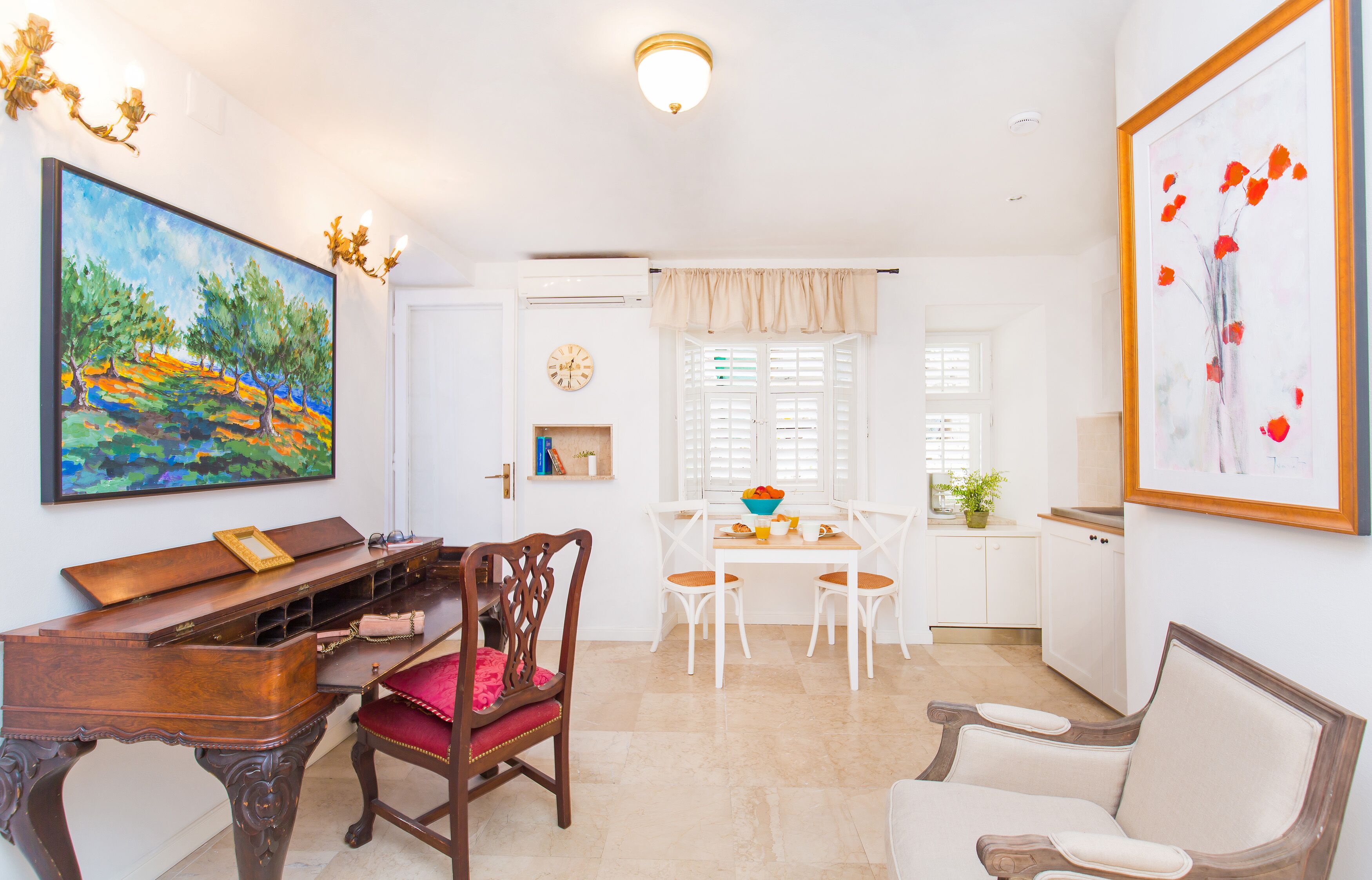 Apartamento luxo | Área de estar | TV de tela plana 50 polegadas com canais a cabo, TV