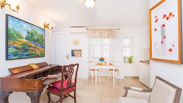 Apartamento luxo | Área de estar | TV de tela plana 50 polegadas com canais a cabo, TV