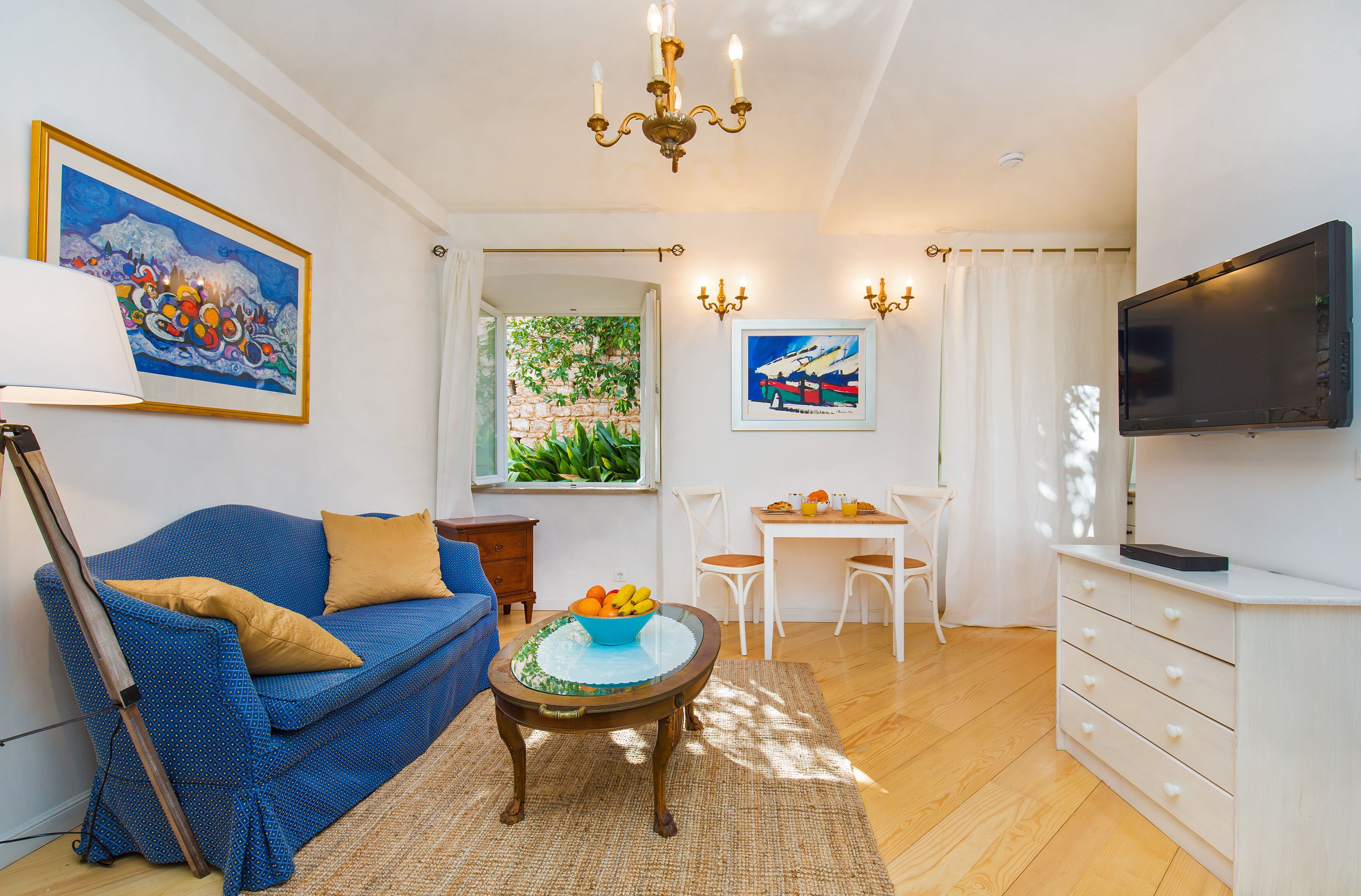 Apartamento Gallery | Sala de estar | Televisor de ecrã plano de 50 polegadas com canais por cabo, televisor 