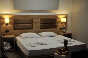 Quarto Triplo Deluxe | Cofre no quarto, com decoração personalizada 