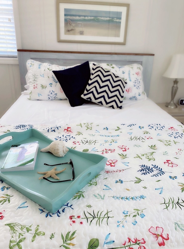 Dog Friendly - Second Row ...Ruff Life Beach Cottage. - Southport, NC