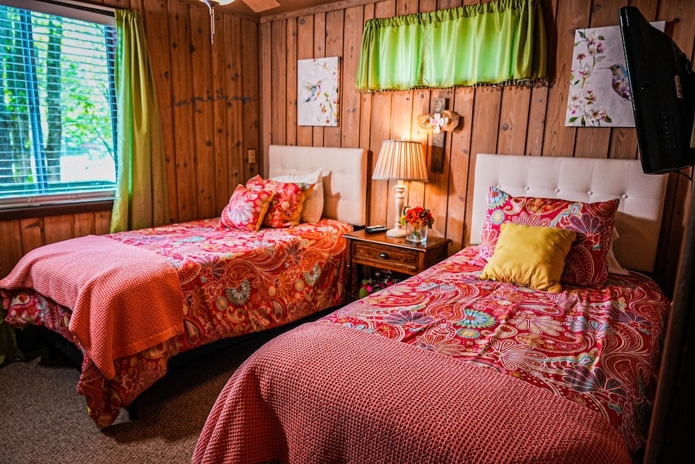 Stunning Cottage Overlooking Lake Innsbruck 5 Miles From Wild Animal Safari! - Pine Mountain, GA