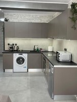 Suite-Estúdio de Luxo | Cozinha privada | Um frigorífico, um micro-ondas, uma chaleira elétrica 