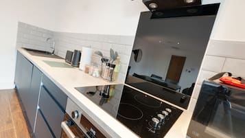 Apartamento | Cozinha privada | Um frigorífico/congelador grande, um micro-ondas, um forno