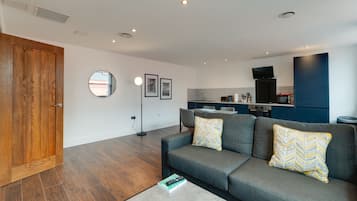 Apartamento | Sala de estar | Televisor de ecrã plano de 48 polegadas com canais por cabo, Smart TV