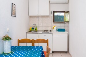 Apartamento | Cozinha privada | Um frigorífico, uma placa de cozinha, uma chaleira elétrica 