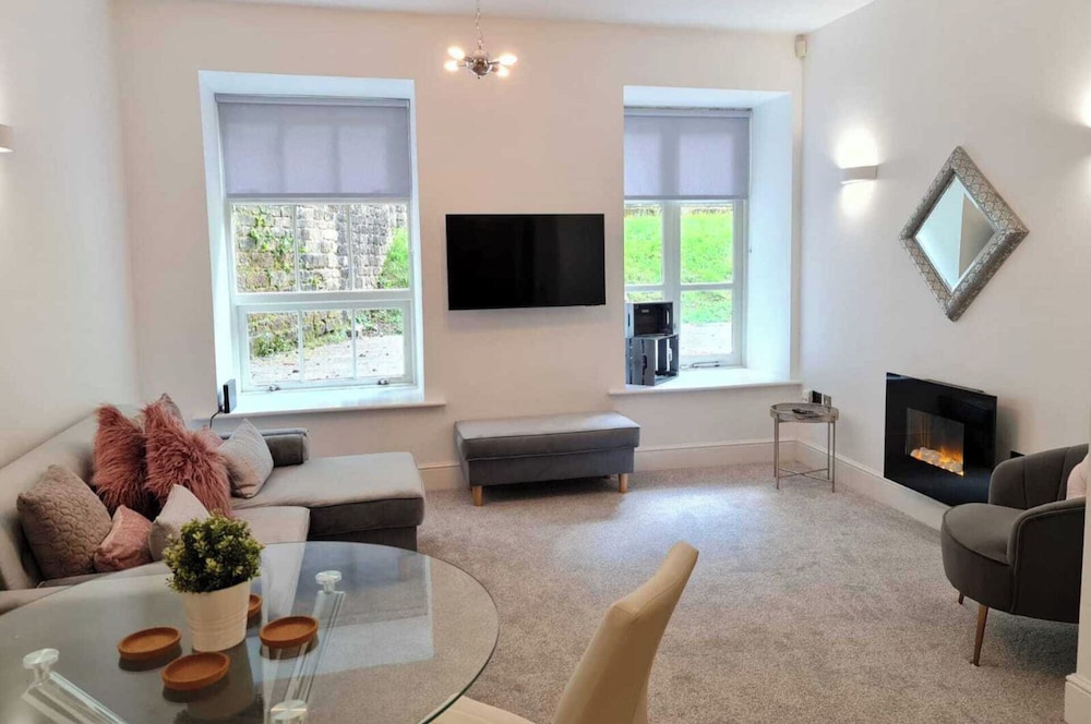 2 Bed Woodland Retreat - Garden & Free Parking - West Yorkshire