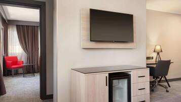 Minibar, cofre com capacidade para portátil, secretária