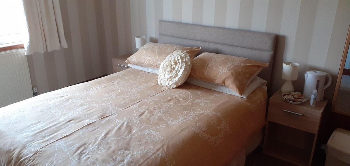 Bed And Breakfast With Views Of The Stone Circles.double Room With En Suite - Bristol