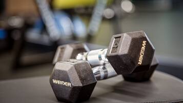 Close-up de um halter de musculação, com a marca "WEIDER" visível no cabo.