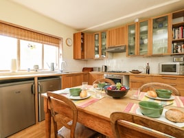 Casa de Campo | Cozinha privada | Um frigorífico, um micro-ondas, uma chaleira elétrica, uma torradeira 