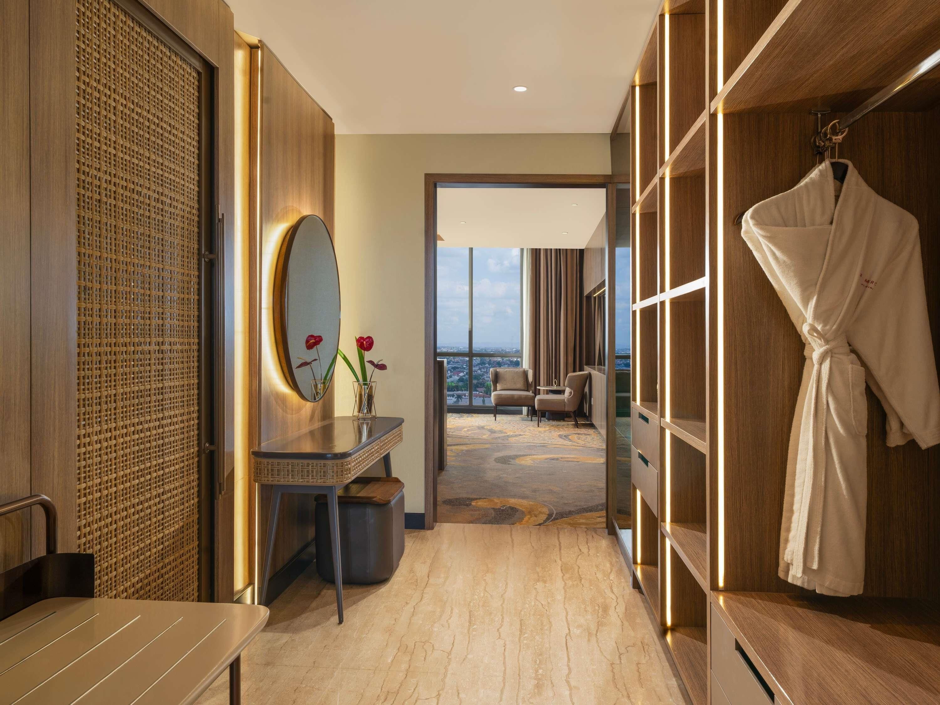 Roupa de alta qualidade, minibar grátis, cofre no quarto, secretária 