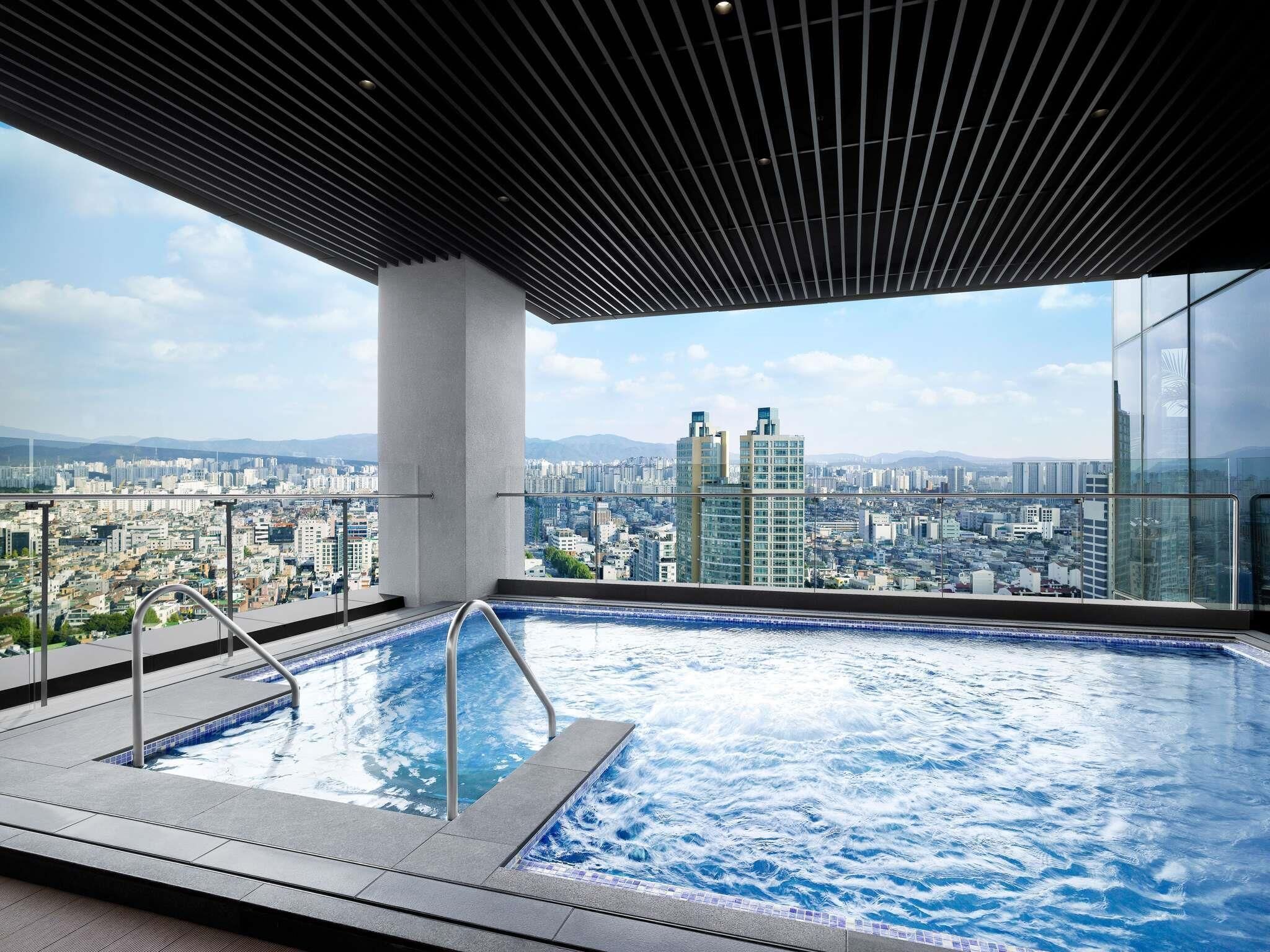 Piscina interna, funciona das 6h às 22h, espreguiçadeiras