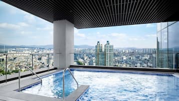 Piscina interna, funciona das 6h às 22h, espreguiçadeiras