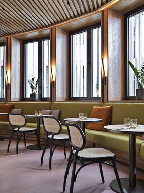 Café da manhã com buffet todos os dias (EUR 30 por pessoa) 