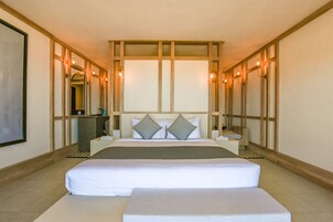 Quarto Sénior, vista para o mar | Minibar com produtos grátis, cofre com capacidade para portátil