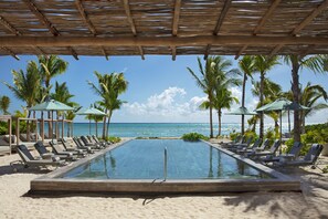 4 piscinas exteriores, da(s) 8:00 à(s) 18:00, espreguiçadeiras 