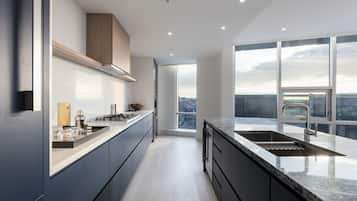 Suite de Luxo, 3 quartos | Cozinha privada | Uma cafeteira/bule, uma chaleira elétrica