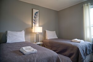 Condo standard | Individualmente decorados, individualmente mobiliados, roupa de cama