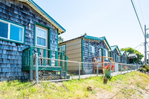Oceanside Ocean Front Cabins - Oceanside, OR