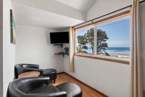 Cabana de Madeira Básica, 1 cama queen-size | Sala de estar | TV de ecrã plano 