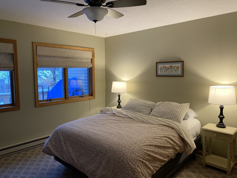 2 Bedroom (Sleeps 6) Cozy Condo In The Heart Of North Conway, Nh. - North Conway, NH