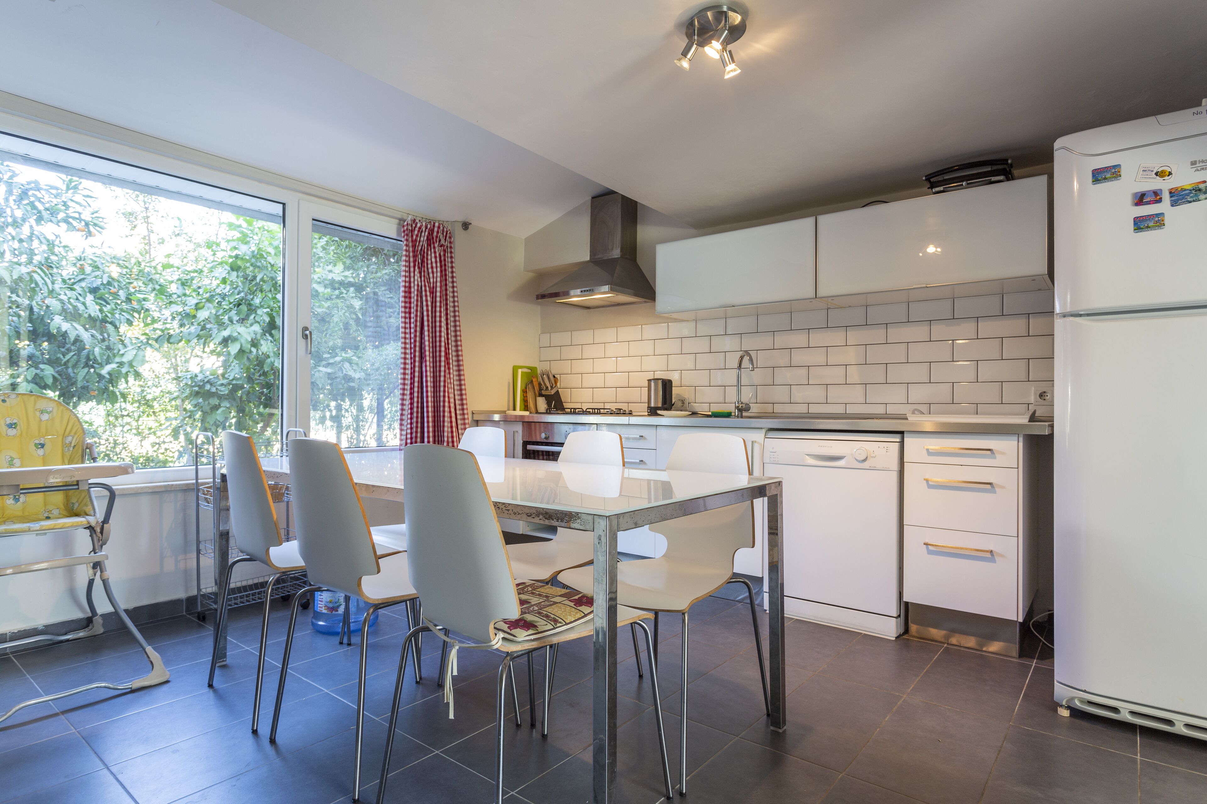 Villa Familiar | Cozinha privada | Um frigorífico, um micro-ondas, um forno, uma placa de cozinha 