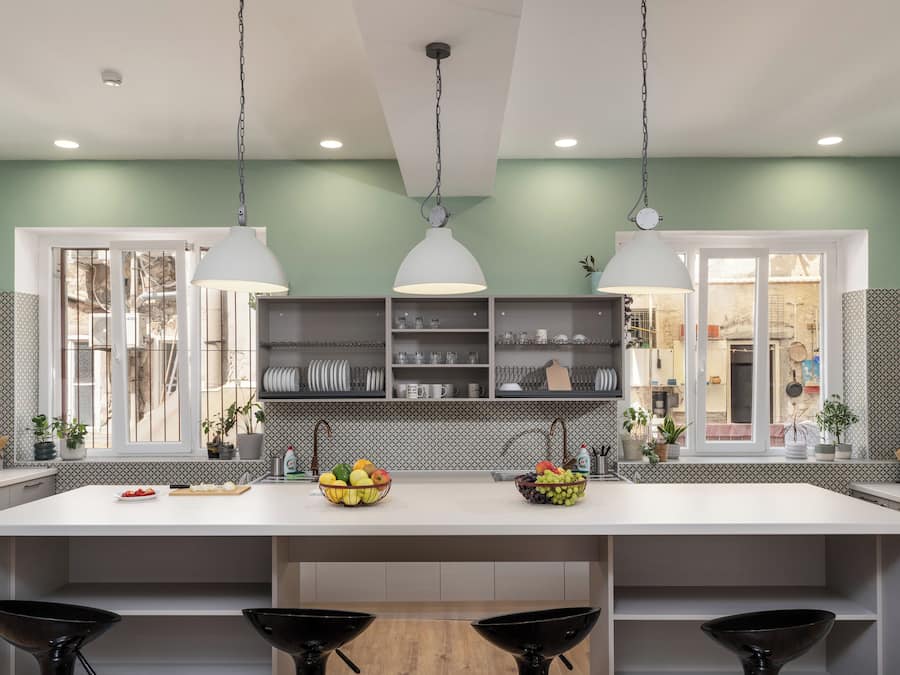 Um frigorífico/congelador grande, um micro-ondas, um forno