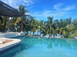 Estúdio família, cozinha americana, ao lado da praia | Cofres nos quartos, individualmente decorados