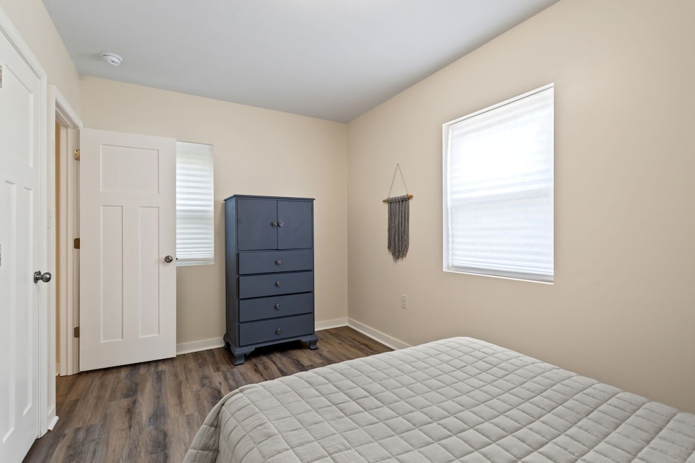 Adorable Chesapeake Bay Beach Cottage B Just 1 Block From The Sand! - Virginia Beach, VA