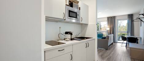 Apartamento Empresarial | Cozinha privada | Um frigorífico, um micro-ondas, uma placa de cozinha