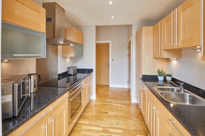 Casa | Cozinha privada | Um frigorífico, um micro-ondas, um forno, uma placa de cozinha 