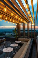 Este bar no terraço do hotel 