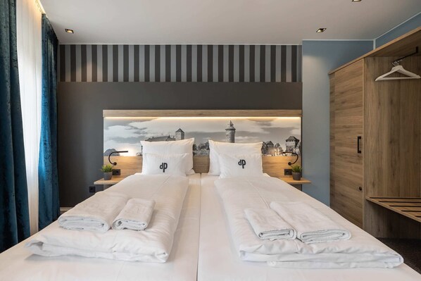 Cofre no quarto, com decoração personalizada, secretária 