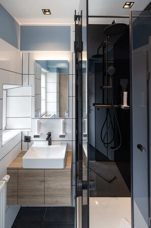 Um polibã, um chuveiro fixo, um secador de cabelo, toalhas fornecidas 