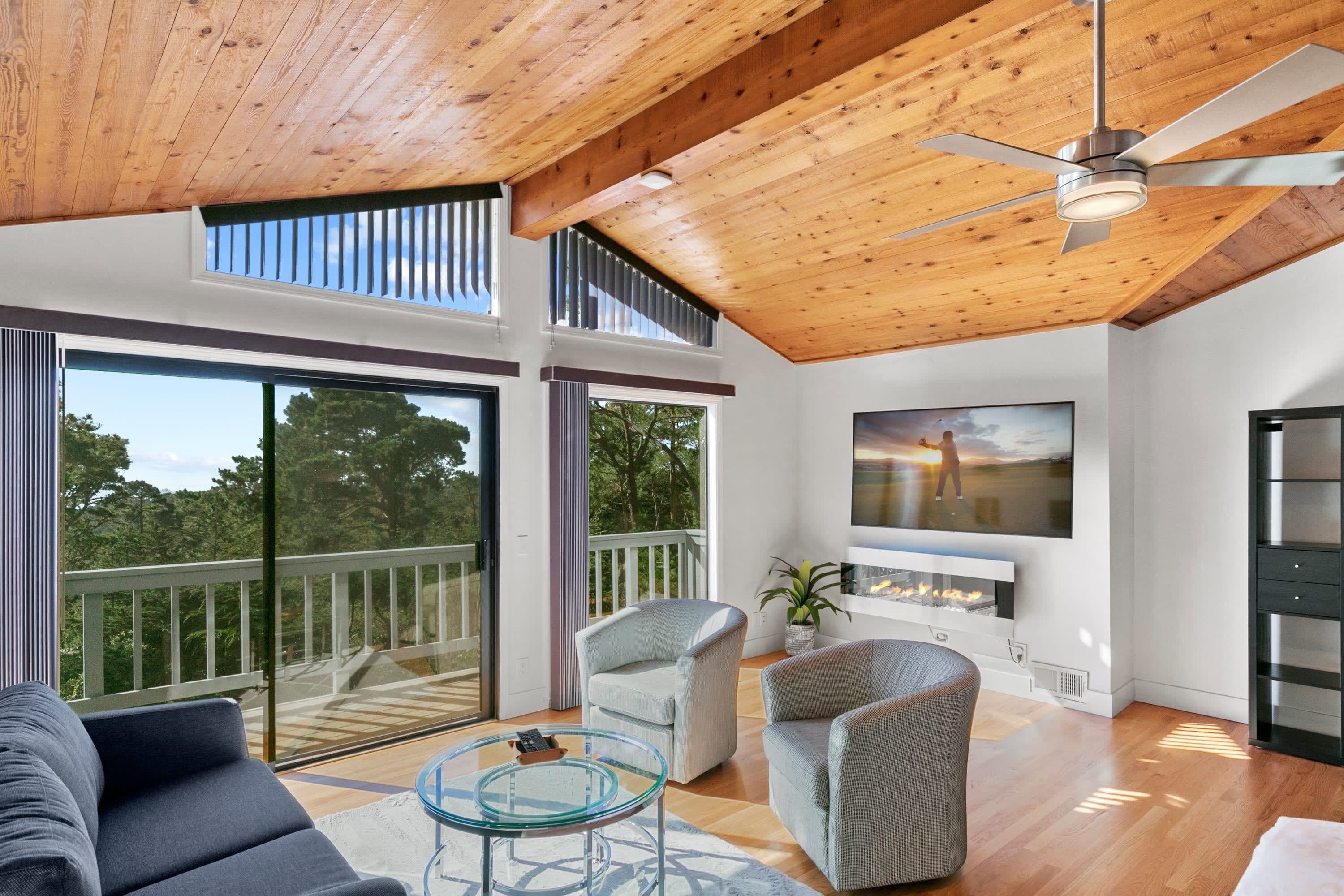 Sunset Villa: Upscale Three Bedroom Three Bath With Ocean Views - Monterey, CA