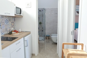 Apartamento superior, 2 quartos | Cofres nos quartos, escrivaninha, quartos à prova de som