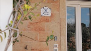 Apartamento Superior, 2 quartos | Cofre no quarto, secretária, quartos insonorizados, Wi-fi grátis 