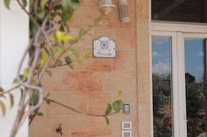 Apartamento superior, 2 quartos | Cofres nos quartos, escrivaninha, quartos à prova de som