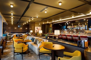 Uma área de bar com assentos e balcão.